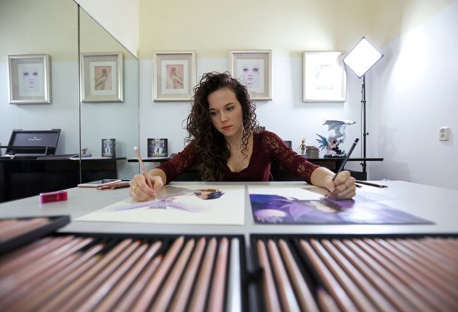 Холандска художничка рисува портрети с двете ръце едновременно Снимки