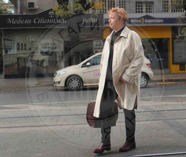 Надежда Захариева търси стихове на улицата Хай Клуб