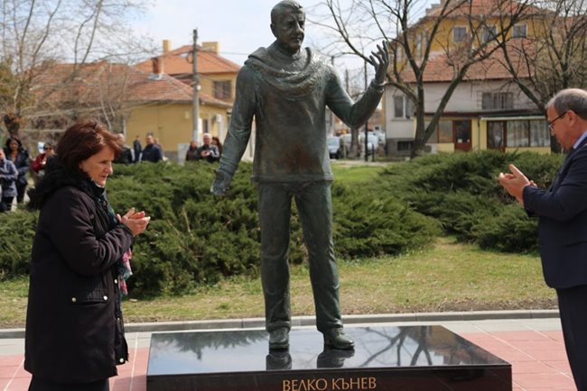 Паметник на Велко Кънев в родния му град Елхово Хай Клуб