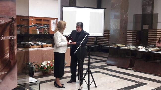 Рашидов връчи почетен плакет на Народното събрание на Националната библиотека Св Св Кирил и