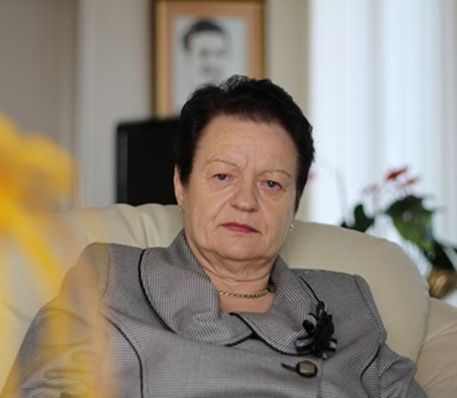 Шефката на Италианския лицей иска здраве за себе си учители и ученици Хай Клуб